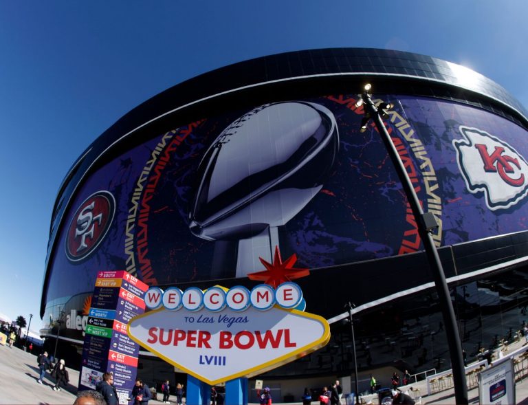 Intertextualidad y alienígenas en los anuncios del Super Bowl | Letras ...